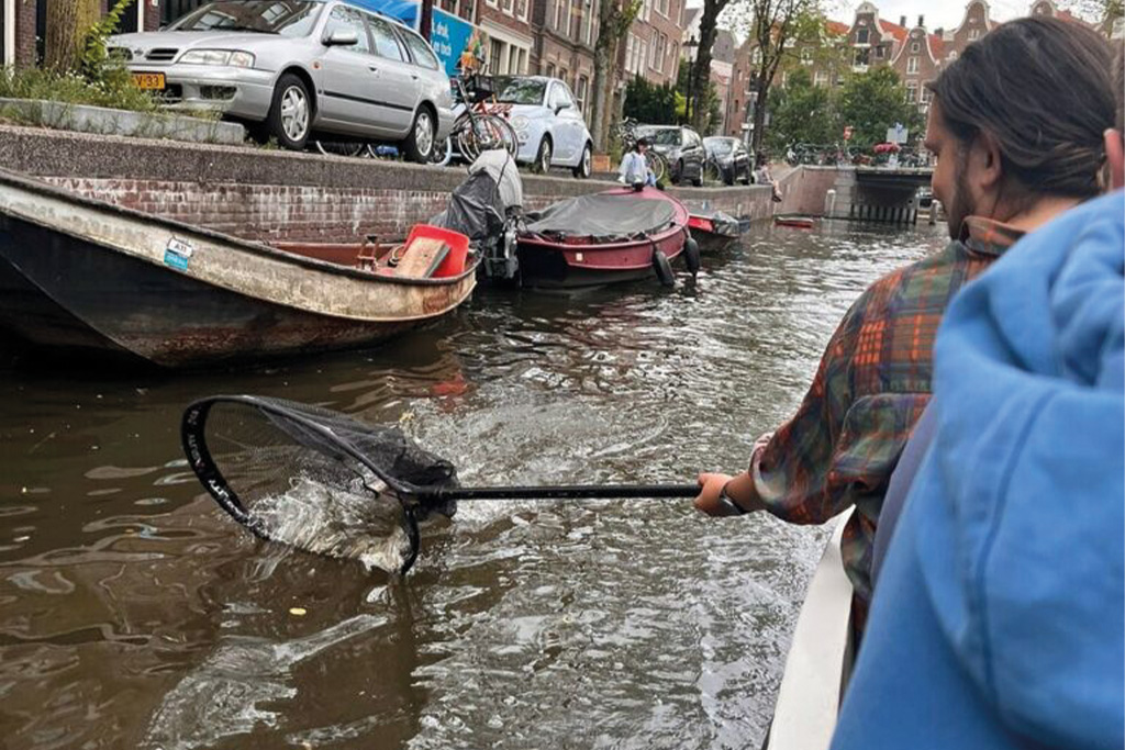 Originele bedrijfsuitjes in Amsterdam op een boot - Eco Boats